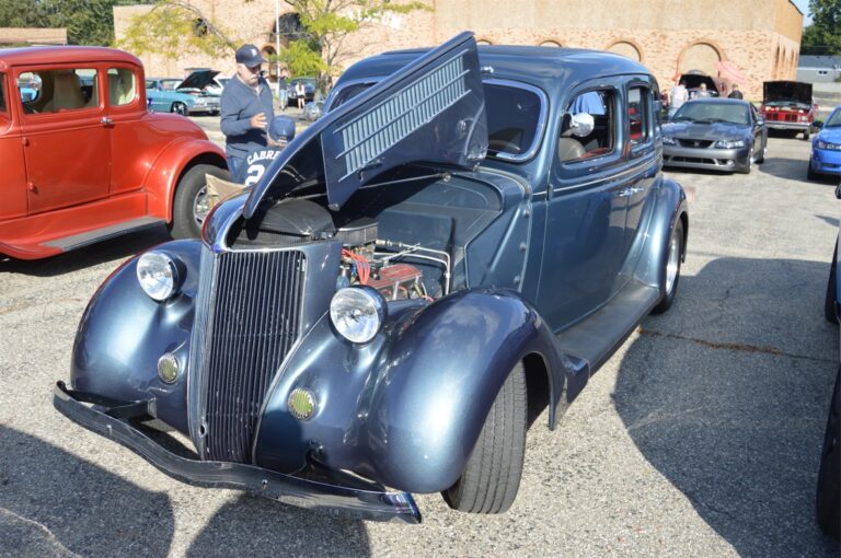 Leons Restaurant Car Show Taylor MI Oct 2021